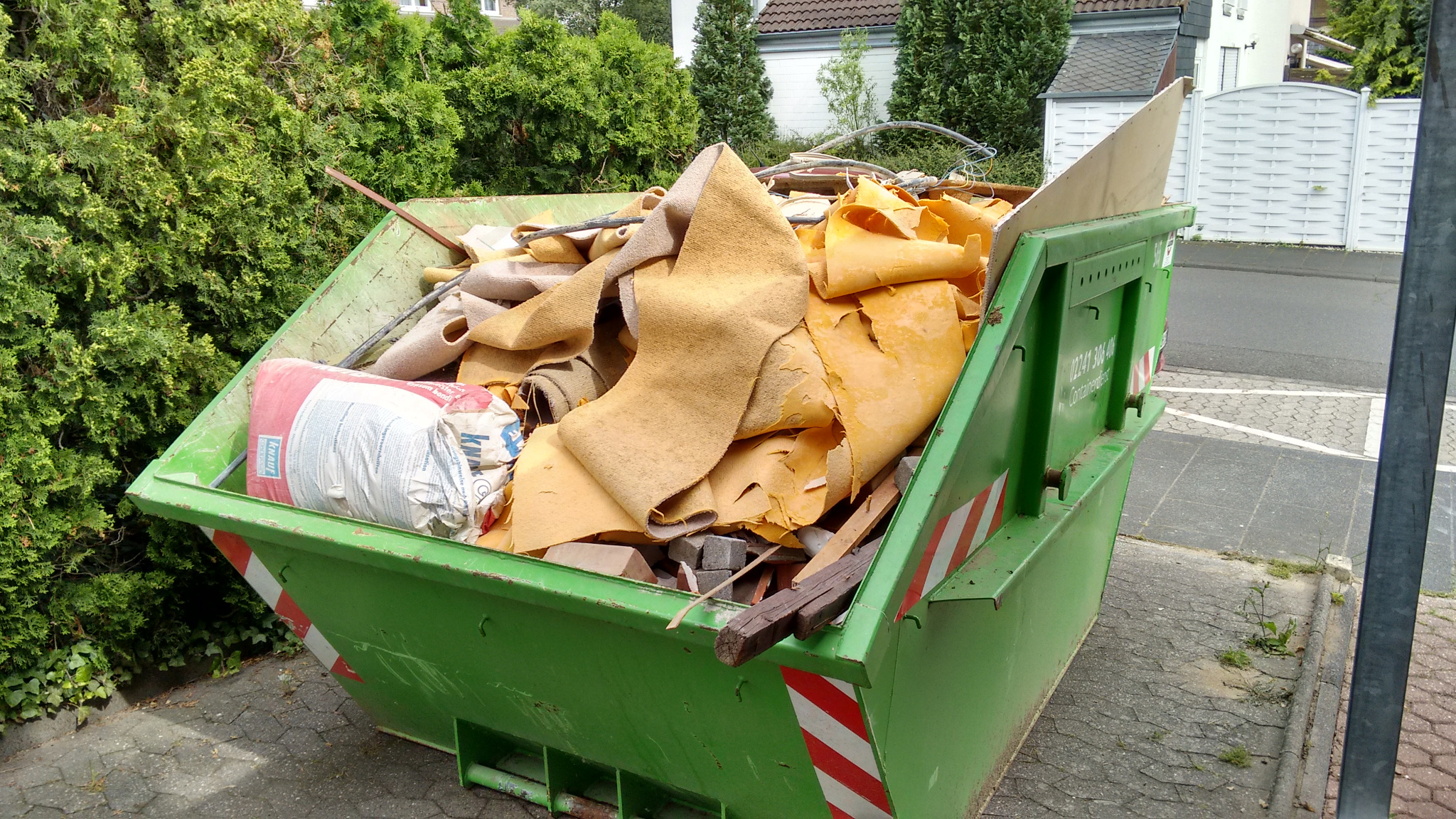 Einen 7 cm3 Bauschuttcontainer