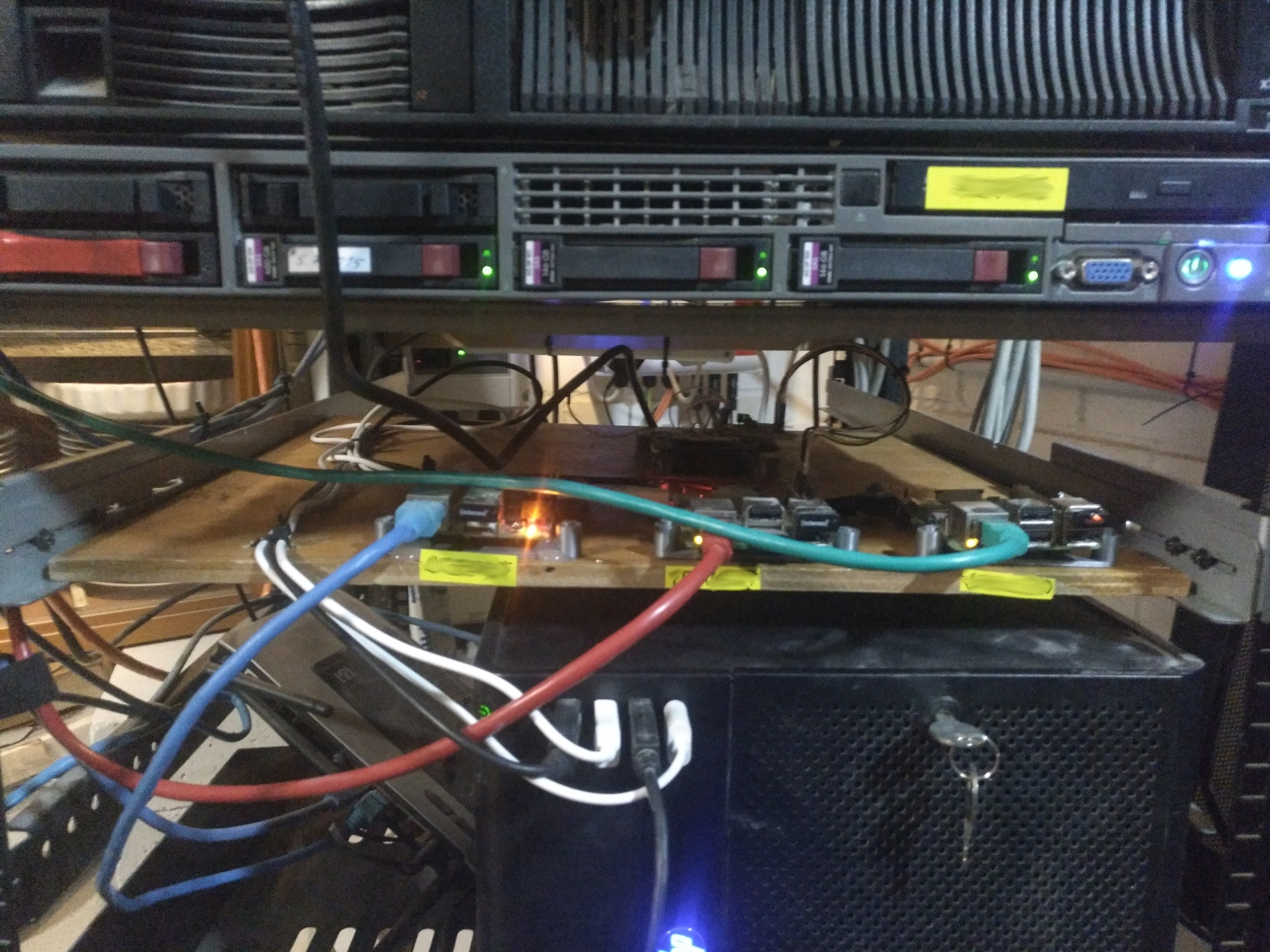 3 * Raspberry Pi im Server Rack